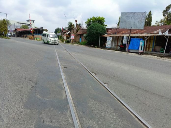Aspal di Pinggir Rel Kereta Api Mulai Terkelupas, Pengendara Sepeda ...