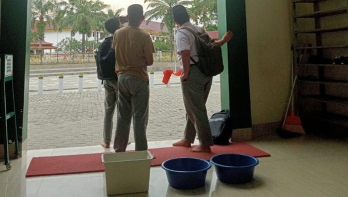 Atap Pintu Masuk Masjid Agung Lubuk Pakam Bocor