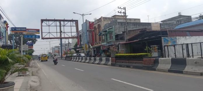Baliho Billboard yang Menjulur di Jalan Sudirman Tebing Tinggi Diturunkan