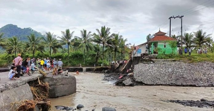 Banjir Lahar Dingin Gunung Semeru di Lumajang, Memutus 5 Jembatan