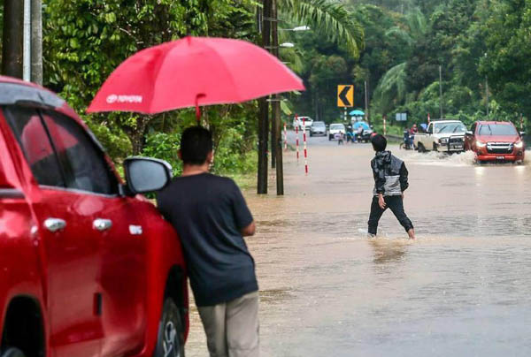 Banjir Landa 3 Negara Bagian Malaysia, Puluhan Ribu Orang Diungsikan Banjir Landa 3 Negara Bagian Malaysia, Puluhan Ribu Orang Diungsikan