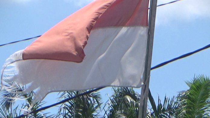 Bendera Merah Putih Lusuh dan Koyak Masih Terpasang di Depan Puskesmas ...