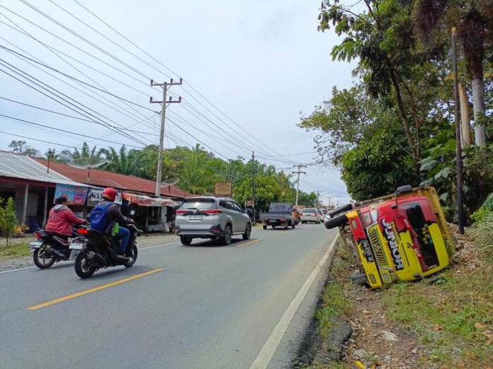 Beram Terlalu Dalam, Truk Pengangkut Batu Terbalik di Jalan Parapat