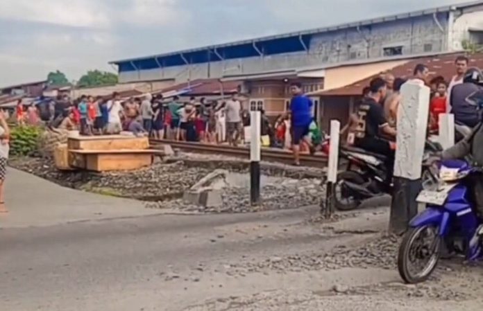 Betor Mau Melintasi Rel Diseruduk Kereta Api di Medan, 1 Tewas