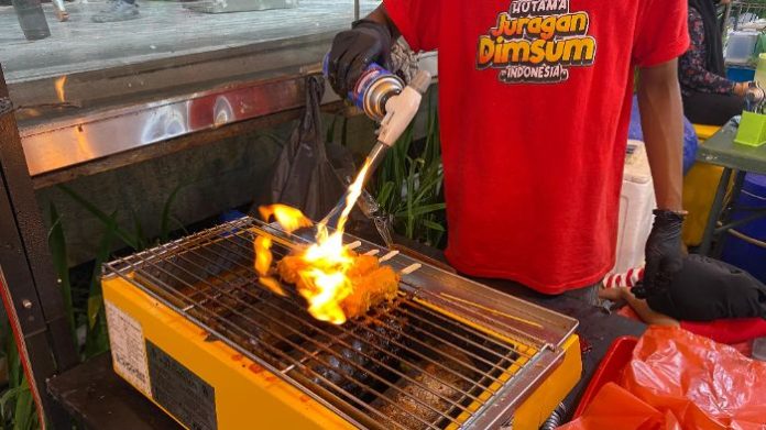 Bisnis Dimsum Bakar Raup Puluhan Juta Sehari