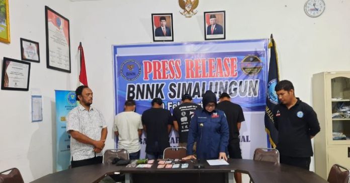 BNN Simalungun Amankan 4 Penyalahguna Narkoba di Tanah Jawa BNN Simalungun Amankan 4 Penyalahguna Narkoba di Tanah Jawa