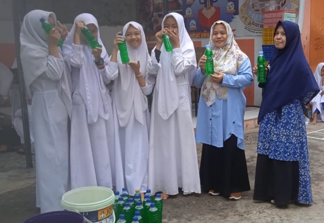 Buka Peluang Usaha, MTs UMMI Pakam Praktek Pembuatan Sabun Cuci