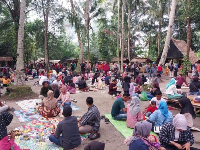 Buka Seminggu Sekali dan Bayar ‘Pakai Bambu’, Pusat Kuliner Sarapan ...