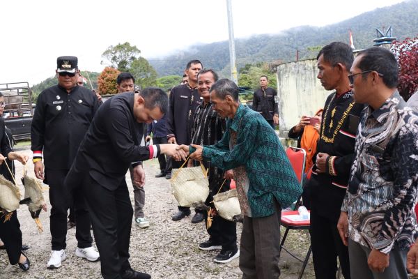 Bupati Pakpak Bharat Serahkan Bantuan Ritual ‘Menanda Tahun’ Marga Manik