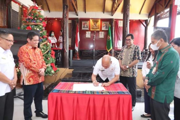 Bupati Taput Tandatangani Nota Kesepakatan Sinergi Penyelenggaraan Pelayanan Publik