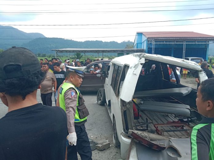 Bus Angkutan di Tarutung Terguling, 8 Pelajar Luka-luka