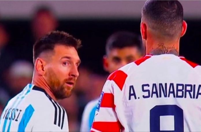Cekcok, Messi Tanggapi Santai usai Diludahi Striker Paraguay Cekcok, Messi Tanggapi Santai usai Diludahi Striker Paraguay