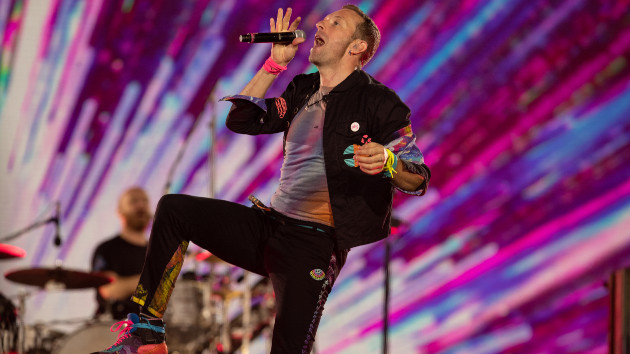 Chris Martin ‘Pinjam 100’ di Atas Panggung