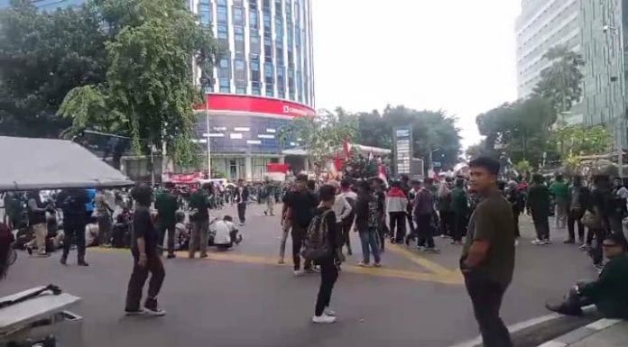 Demo Mahasiswa di DPRD, Massa Bergeser Ke Simpang CIMB Niaga