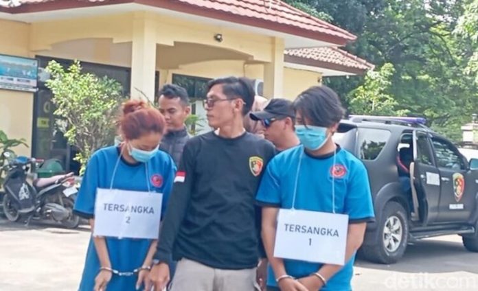 Devara dan Kekasih Hadiri Rekonstruksi Pembunuhan ‘Cinta Segitiga’ Devara dan Kekasih Hadiri Rekonstruksi Pembunuhan ‘Cinta Segitiga’