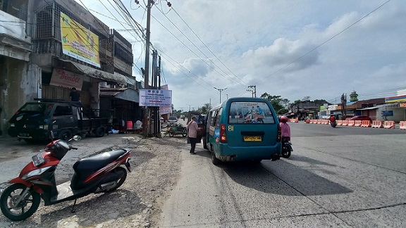 Dilarang Menurunkan Penumpang di Jalan SM Raja, UMKM Keluhkan Penurunan ...