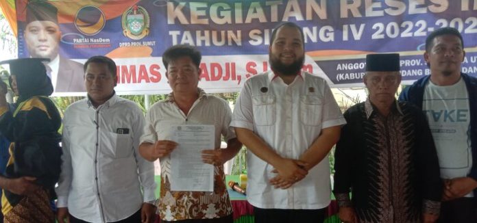 Dimas Tri Adji Serahkan Bantuan Sosial Bangun Masjid Al Ikhlas