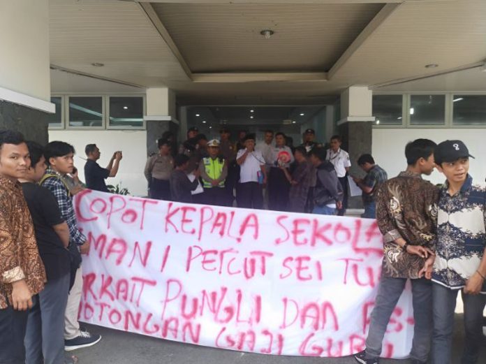 Dugaan Pungli di SMA Negeri 1 Percut Seituan, Kabid SMA Disdik Sumut ... Dugaan Pungli di SMA Negeri 1 Percut Seituan, Kabid SMA Disdik Sumut ...