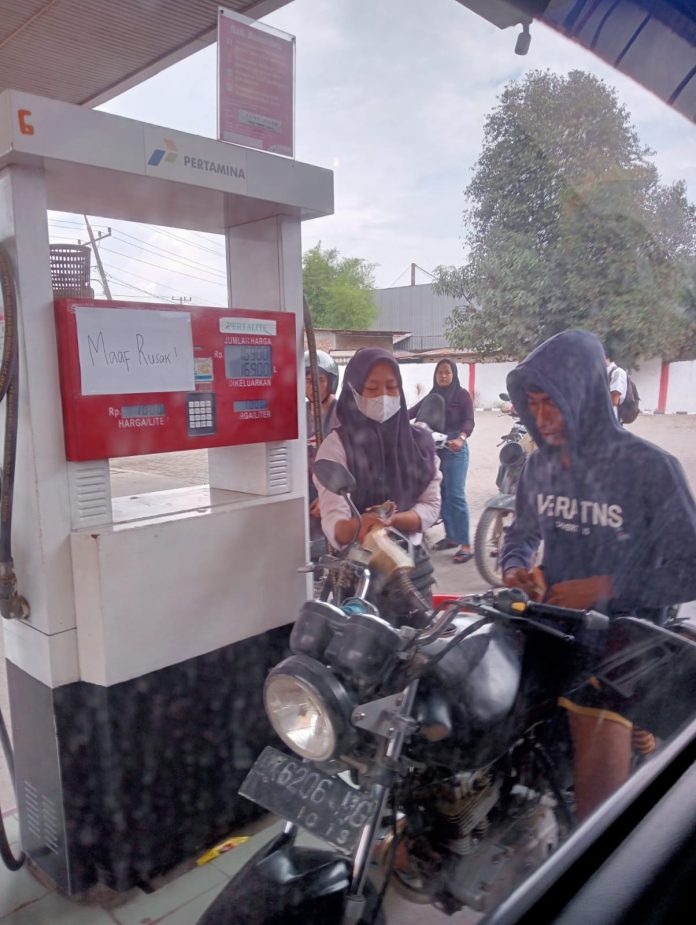 Duh! Sepeda Motor Tangki Modifikasi Berkeliaran Isi BBM di SPBU Galang ...