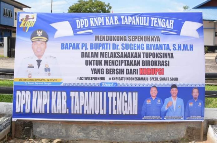 Dukung Pj Bupati Tapteng, Puluhan Papan Bunga Berjejer di Depan Kantor ...