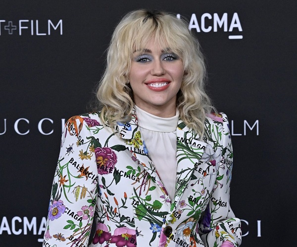 ‘Flowers’ Milik Miley Cyrus Jadi Lagu Tercepat Tembus 1 Miliar ...