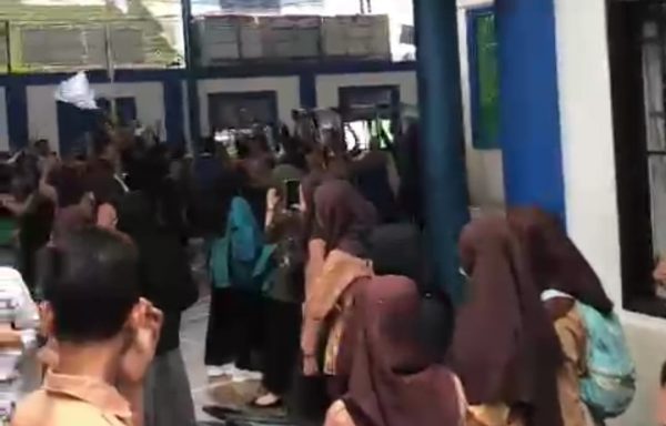 Hari Guru, Siswa SMAN 6 Medan Minta Kepsek Diturunkan Terkait Dugaan ... Hari Guru, Siswa SMAN 6 Medan Minta Kepsek Diturunkan Terkait Dugaan ...