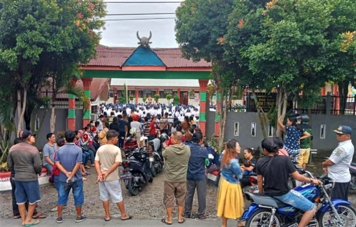 Hari Pertama Masuk Sekolah! Orangtua Nunggu Depan Pintu Gerbang, ini Kata Disdik