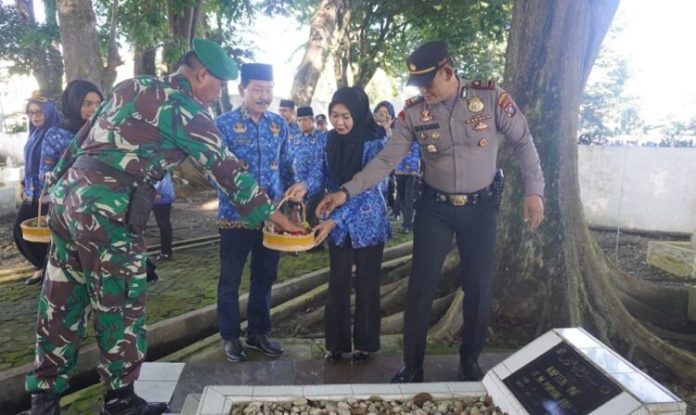 HUT ke-52 Korpri, ASN Pemkab Langkat Ziarah dan Salurkan Bantuan