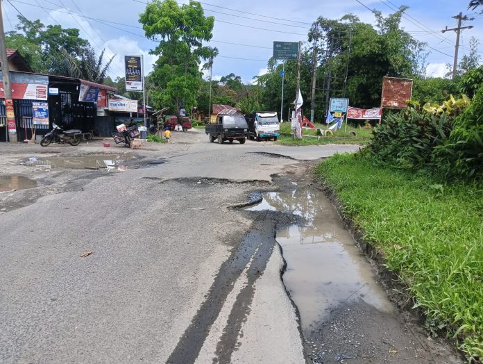 Jalan Besar Tiga Urung Gorbus Sidamanik Butuh Perbaikan