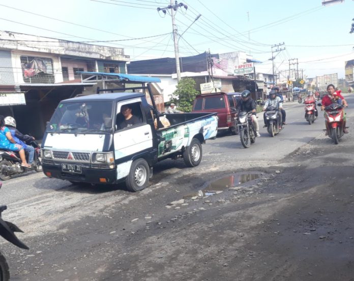 Jalan Lintas Sumatera di Sergai Dipenuhi Lubang