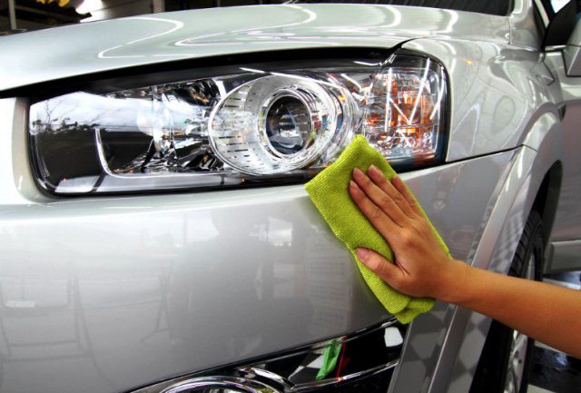Jangan Asal, Sebaiknya Lakukan ini untuk Mengelap Bodi Mobil
