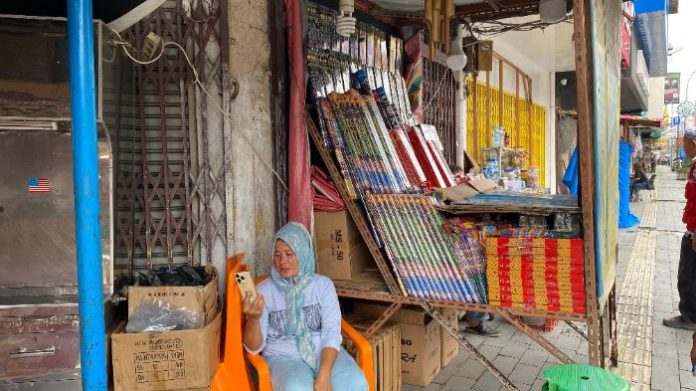Jelang Tahun Baru 2025, Penjualan Kembang Api Sepi Jelang Tahun Baru 2025, Penjualan Kembang Api Sepi