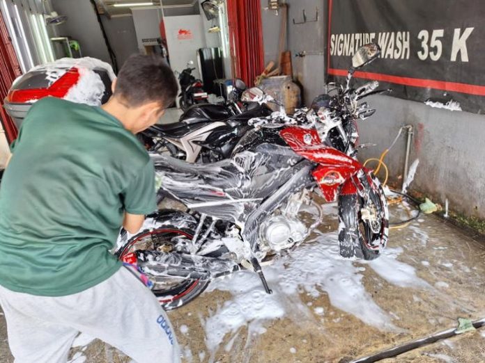 Karena Alasan ini, Anda Harus Mencuci Motor dari Bagian Bawah