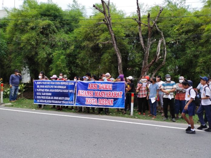 Kasus Dugaan Penganiayaan Anggota Dewan Dinilai Lamban, Puluhan Massa ... Kasus Dugaan Penganiayaan Anggota Dewan Dinilai Lamban, Puluhan Massa ...