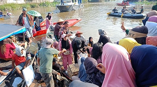 Kebutuhan Pokok di Pasar Apung Tanjung Balai Lebih Murah