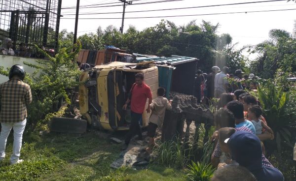 Kelebihan Muatan, Truk Colt Diesel Timpa 2 Sepeda Motor di Lubuk Pakam