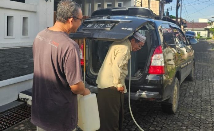 Keluhkan Air PDAM Mati, Warga: Lima Hari Tampung Hujan