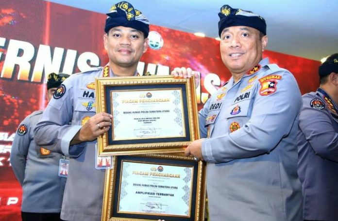 Kombes Pol Hadi Wahyudi Terima Dua Penghargaan dari Divisi Humas Polri