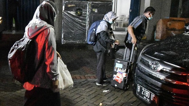 KPK Geledah Rumah Pengusaha Hanan Supangkat Hingga Pagi Buta