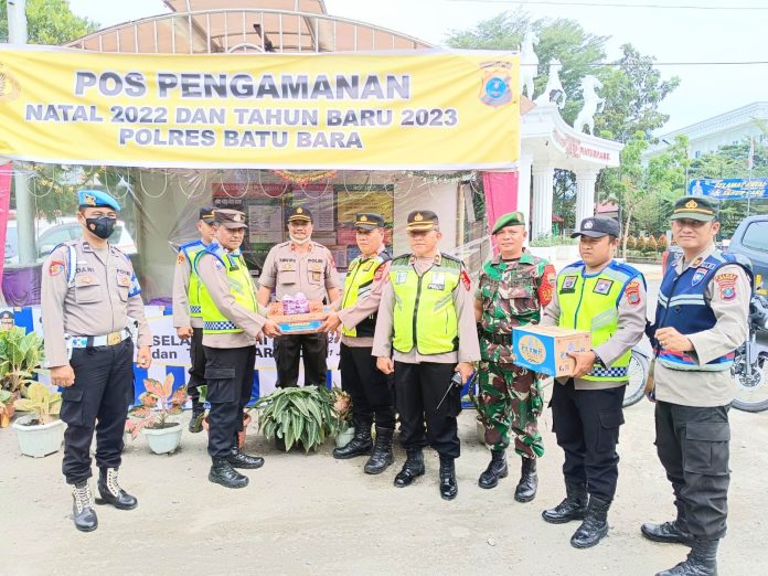 Kunjungi Pos PAM dan Yan Nataru, Kapolsek Labuhan Ruku Bagikan Bingkisan