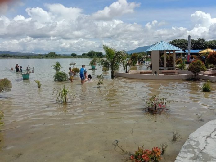 Libur Idul Fitri, Pengunjung Pantai Pasir Putih Parparean Toba Mulai Ramai
