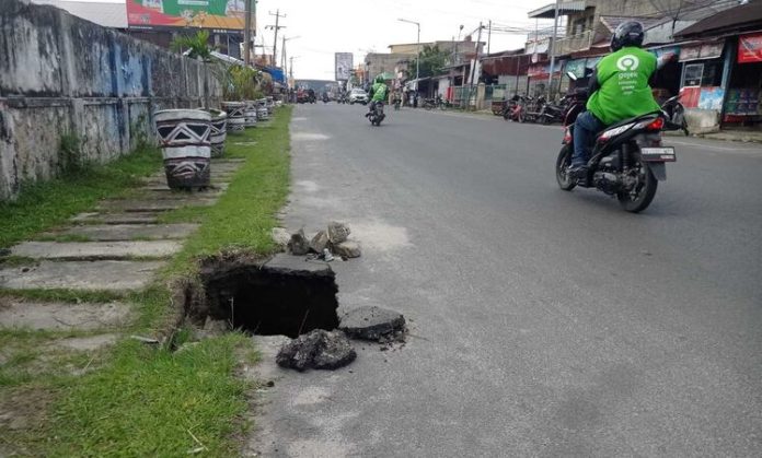 Lubang di Jalan Melanthon Siregar Siantar Bahayakan Pengendara