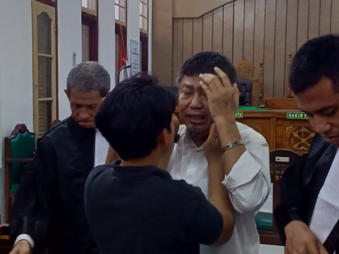 Mantan Dirut RSUP H Adam Malik Medan Menangis Usai Divonis 3 Tahun Penjara Mantan Dirut RSUP H Adam Malik Medan Menangis Usai Divonis 3 Tahun Penjara
