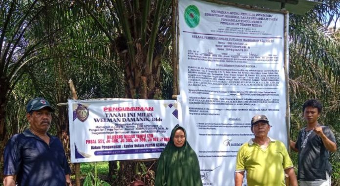 Masyarakat Adat Pasang Spanduk di Kebun PT SRA Sergai