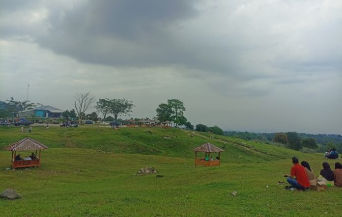 Menikmati Hamparan Rumput Hijau di Destinasi Wisata Medan Magnet