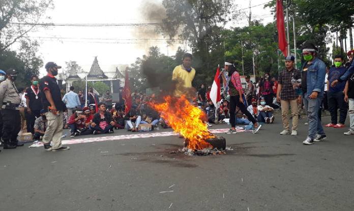 Merasa Kecewa, Mahasiswa Bakar Ban Bekas