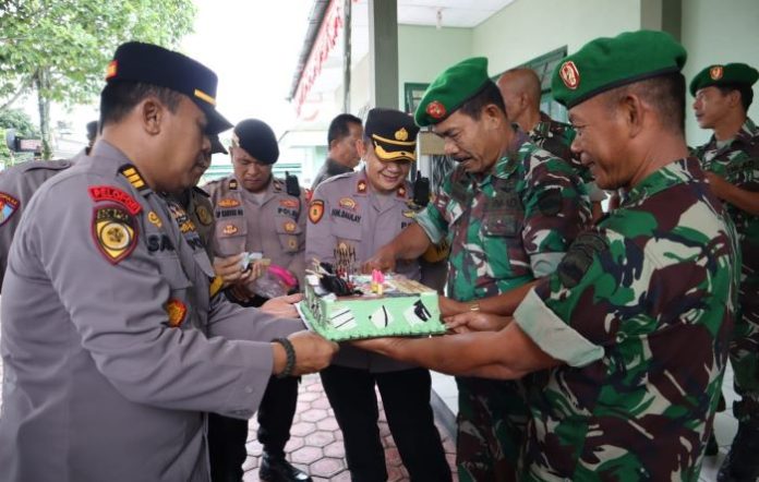 Momen Anggota Polri di Sumut Berikan Surprise dalam Rangka HUT ke-79 TNI