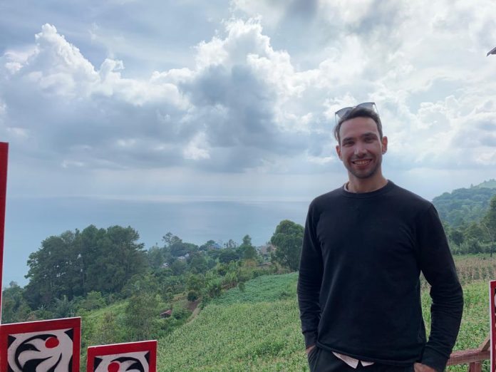 Pakai Motor Bule Australia ini Keliling Danau Toba, Marcus: Ini Tempat ... Pakai Motor Bule Australia ini Keliling Danau Toba, Marcus: Ini Tempat ...