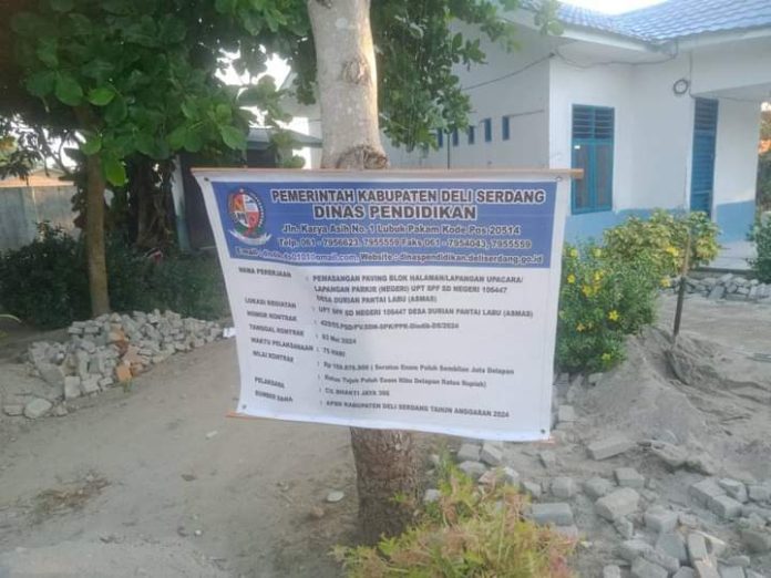 Papan Proyek Paving Blok Dipaku di Pohon SDN 106447 Desa Durian