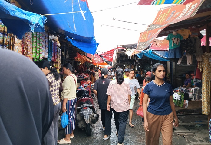 Pasar Dwikora Ramai Jelang Tahun Baru, Harga Bumbu dan Sayuran Melonjak